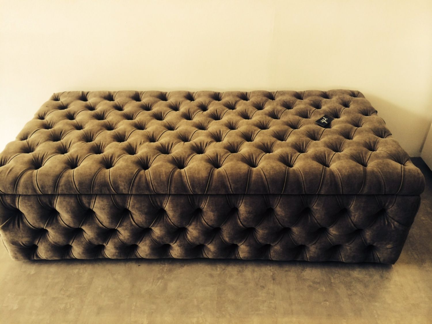 PUFF ESTOFADO EM SUEDE CAPITONÊ - Zaika Mobiliário